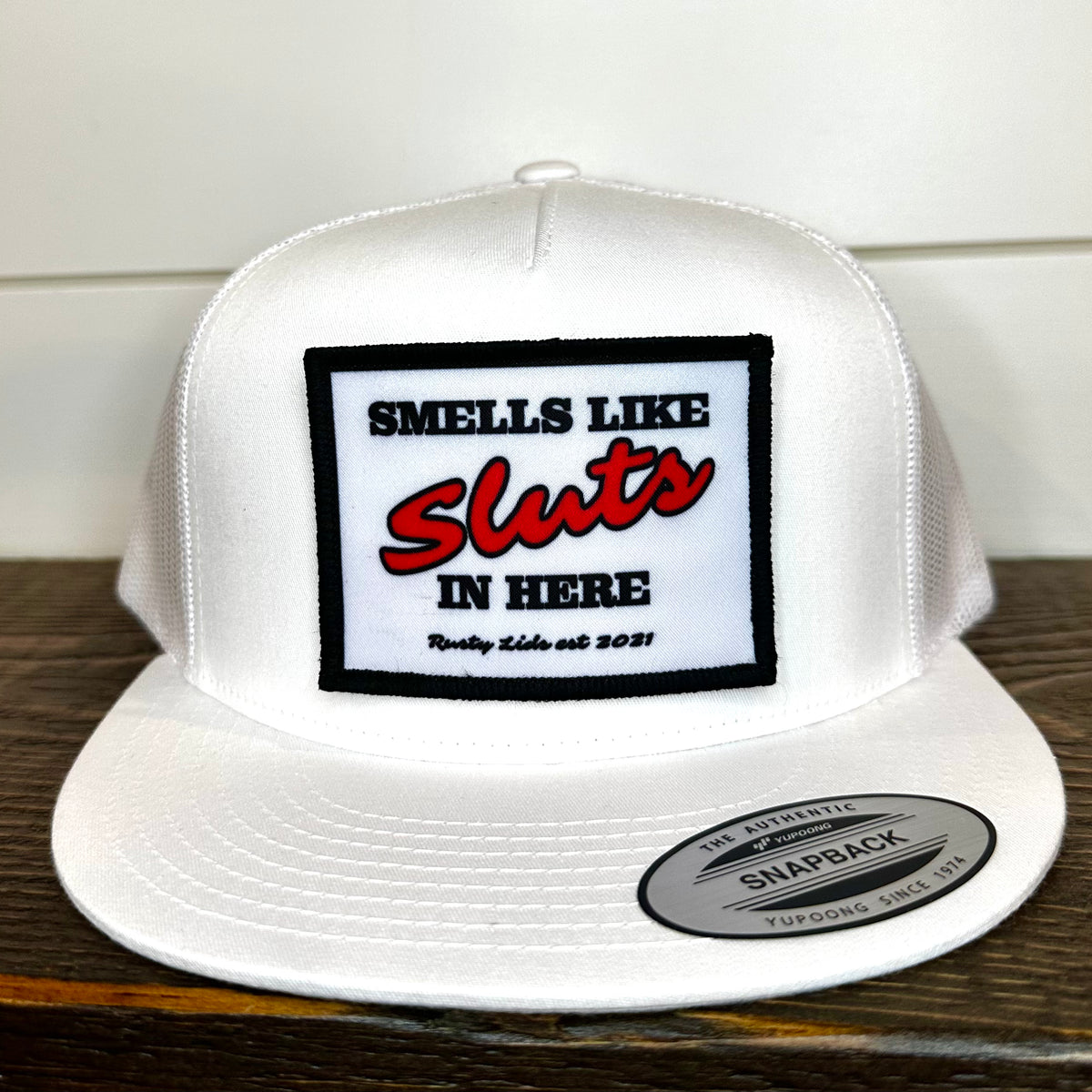 QUICK ORDER Smells Like Sluts In Here Hat - White hat-red patch – Rusty Lids