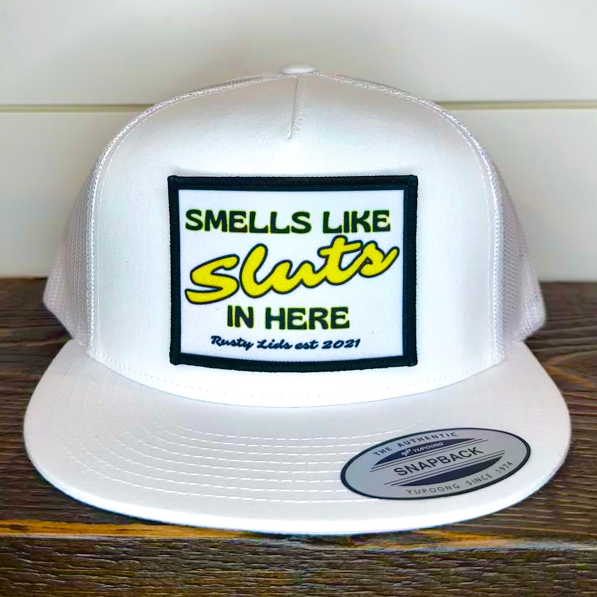 QUICK ORDER Smells Like Sluts In Here Hat - White hat-gold patch – Rusty Lids